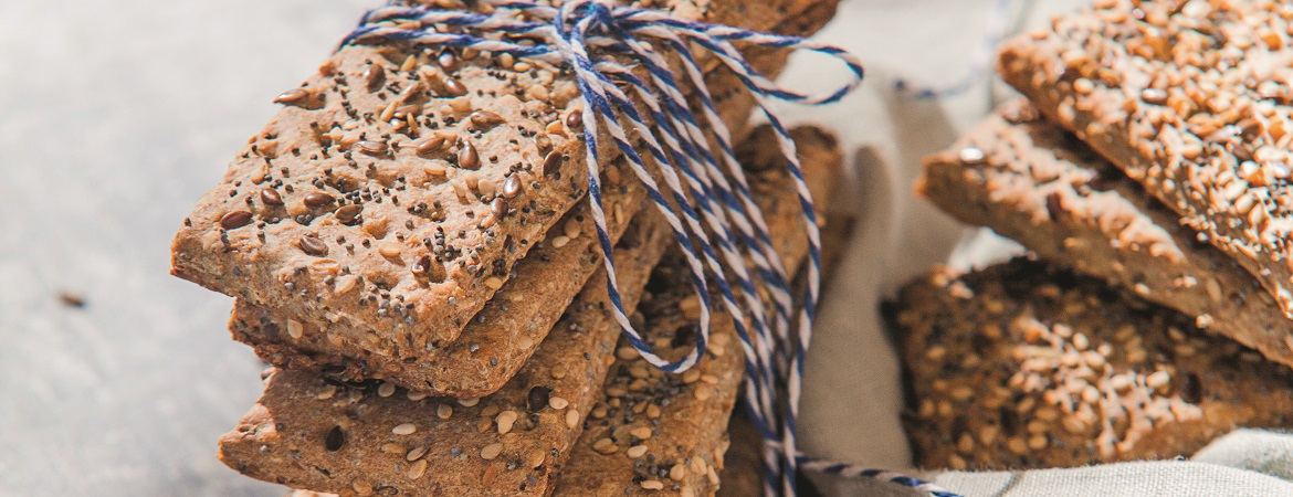 Luchtige tarwecrackers met zaden en pitten (Heel Holland Bakt)